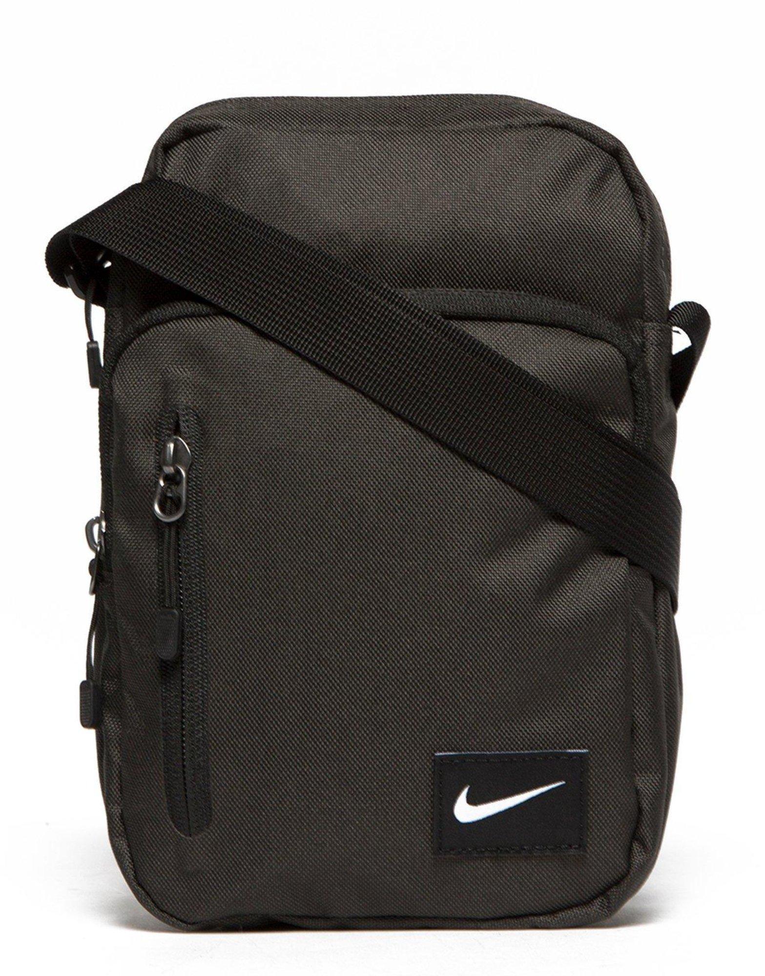 Grå Nike Core Small Items Bag - JD Sports Danmark
