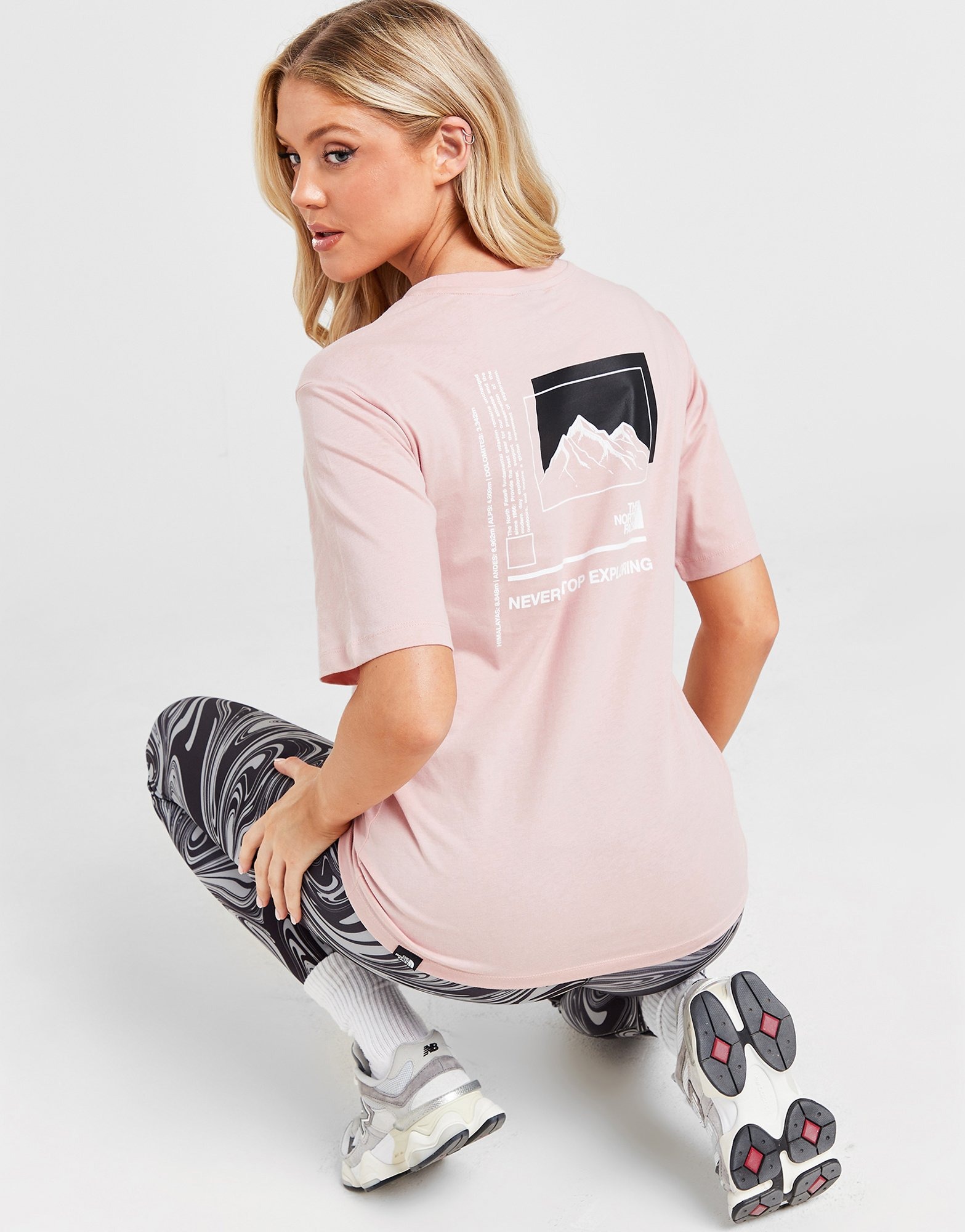 The North Face Mountain Box Graphic T-Shirt Donna in Rosa | JD Sports