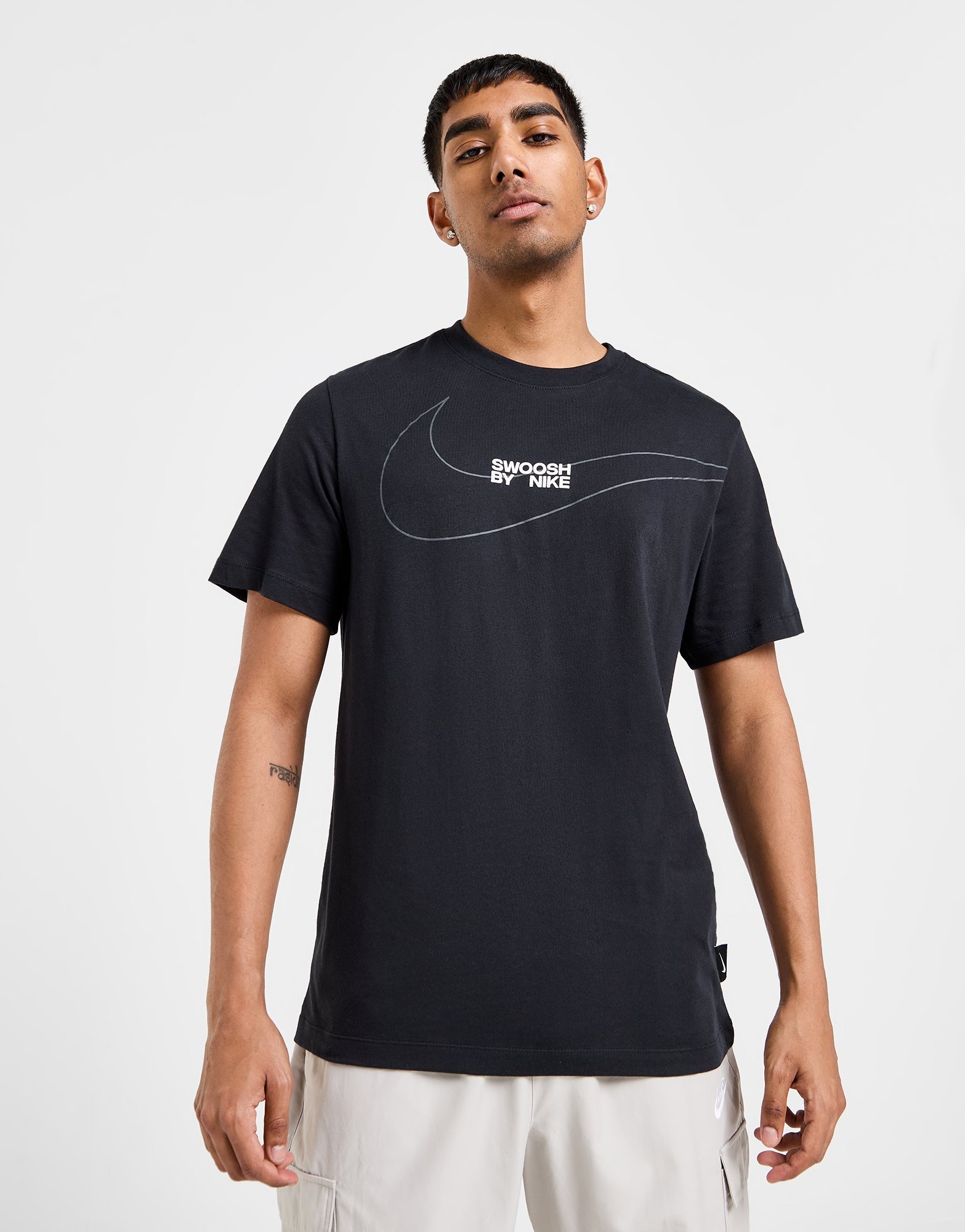 Nike Swoosh T-Shirt em Preto | JD Sports
