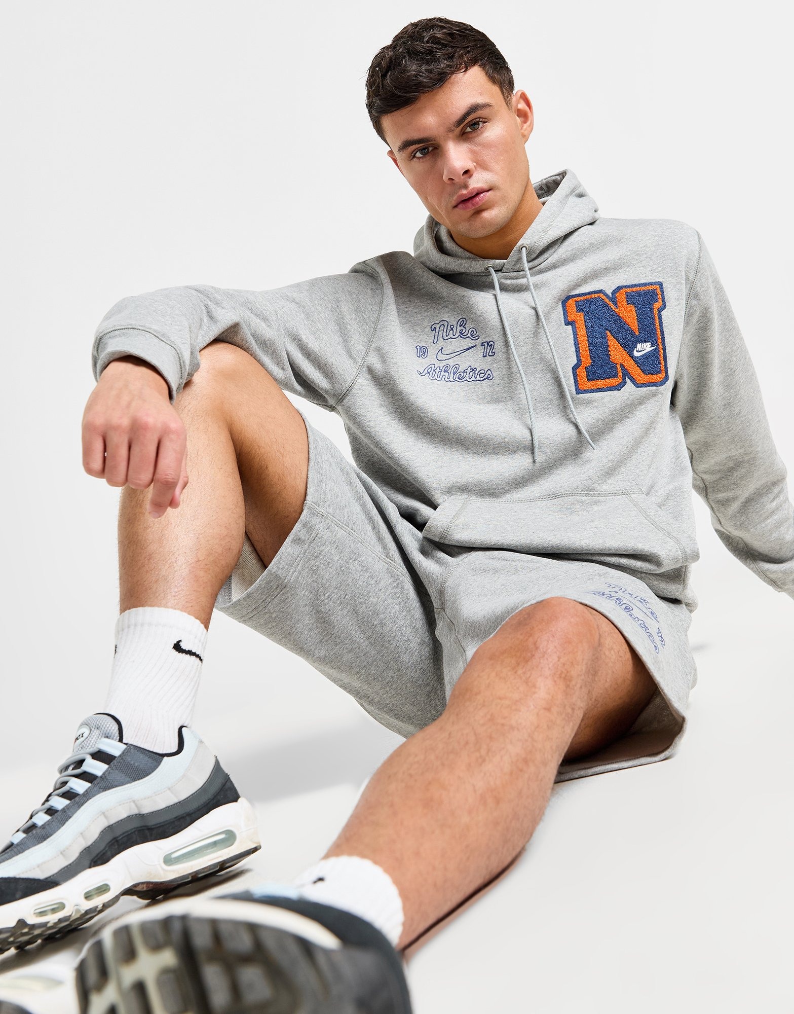 Nike Club Script Hoodie In Grigio Jd Sports