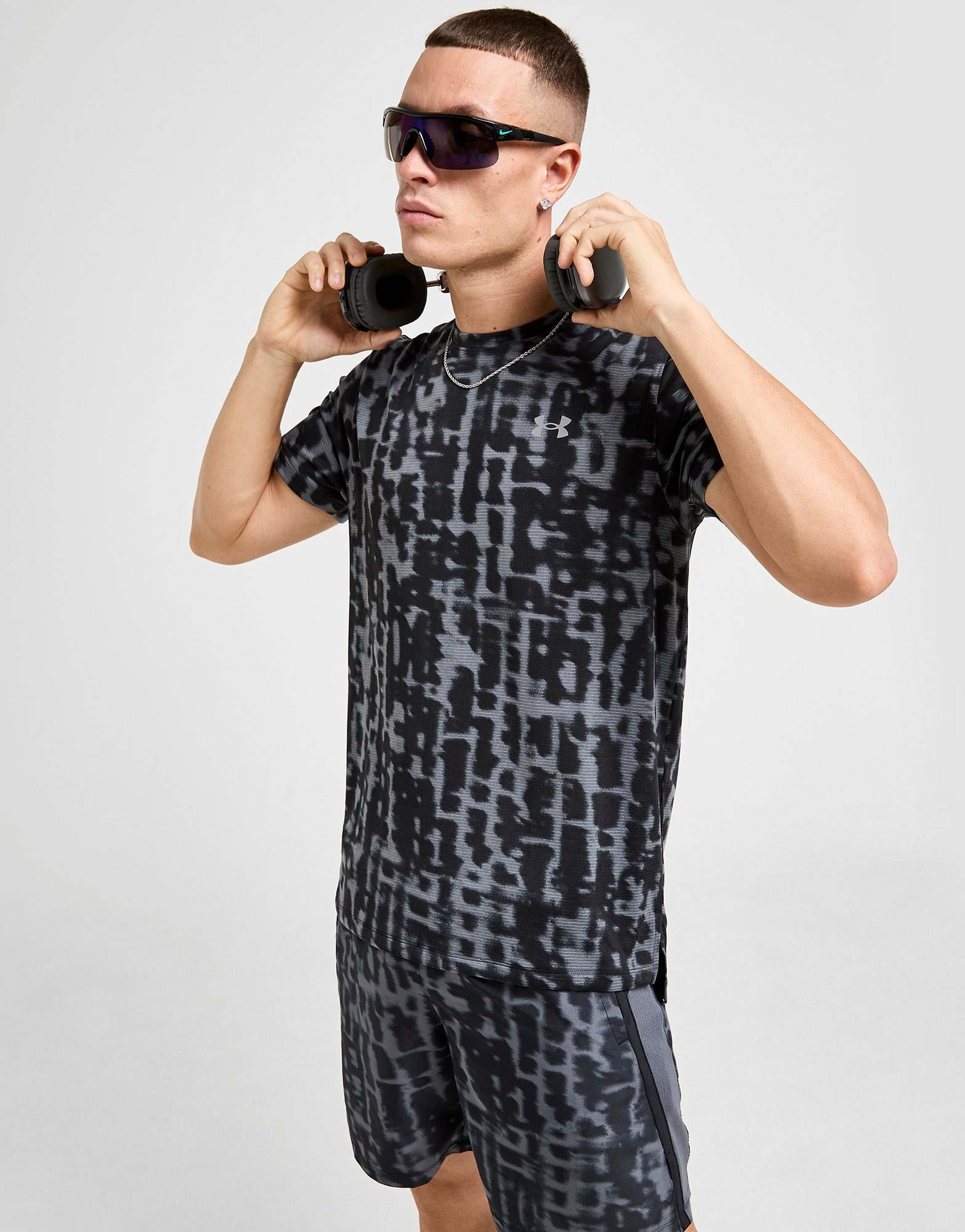 Under Armour UA Launch Print T-Shirt em Preto - JD Sports Portugal