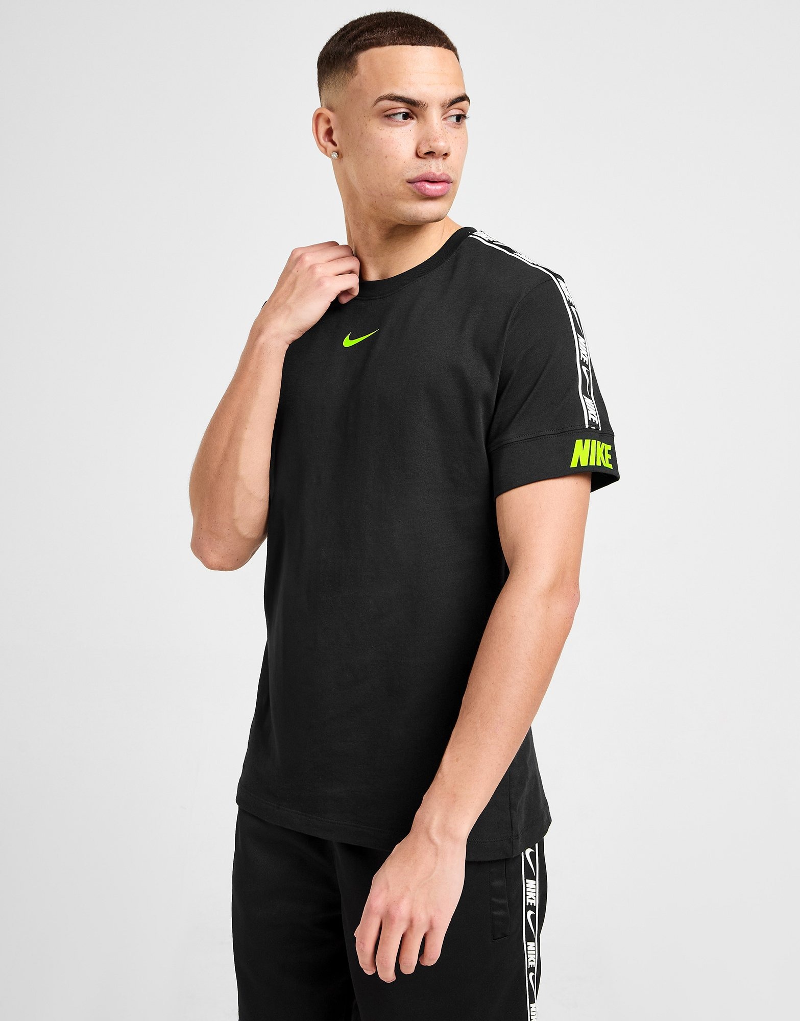 Nike T-Shirt Repeat Tape em Preto | JD Sports