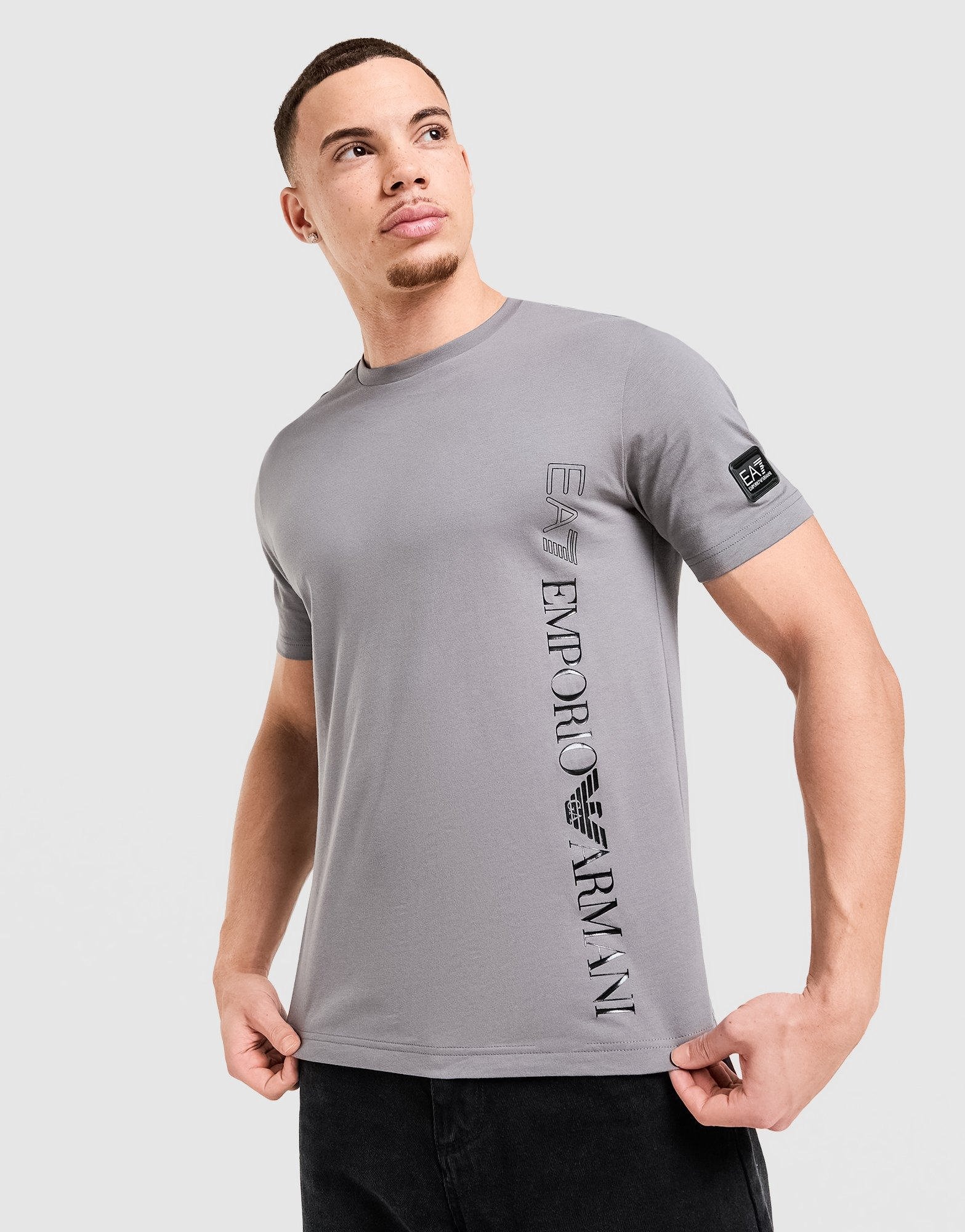 EA7 Emporio Armani Camiseta Badge Vertical Logo en Gris - JD Sports España
