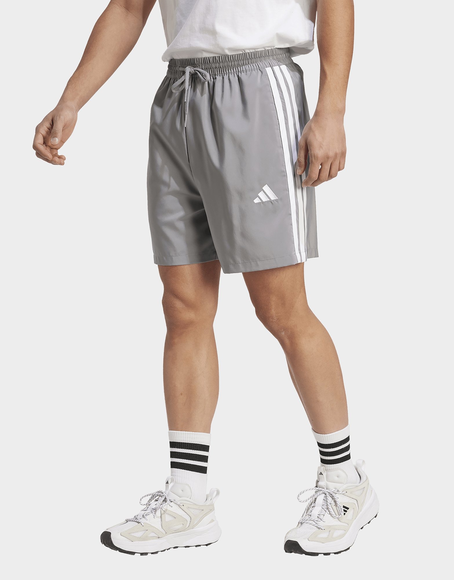 adidas Pantalón corto Essentials Chelsea 3 bandas en Gris - JD Sports ...