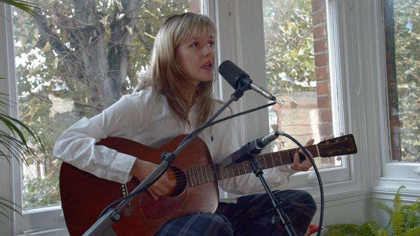 Press Play At Home: Dora Jar Chills Out With A Cozy, Acoustic ...